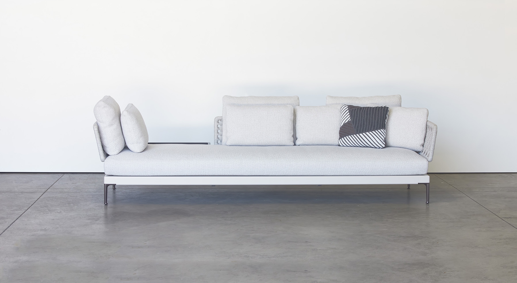 Patio outdoor daybed sofa with side table - dedece